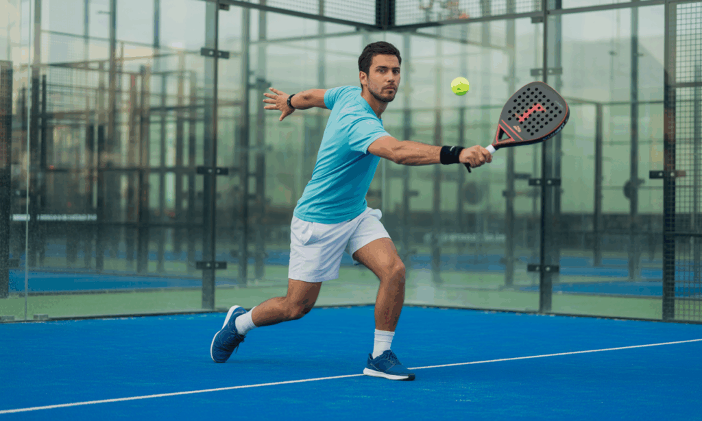 Smash lifté padel : définition et différence avec la bandeja